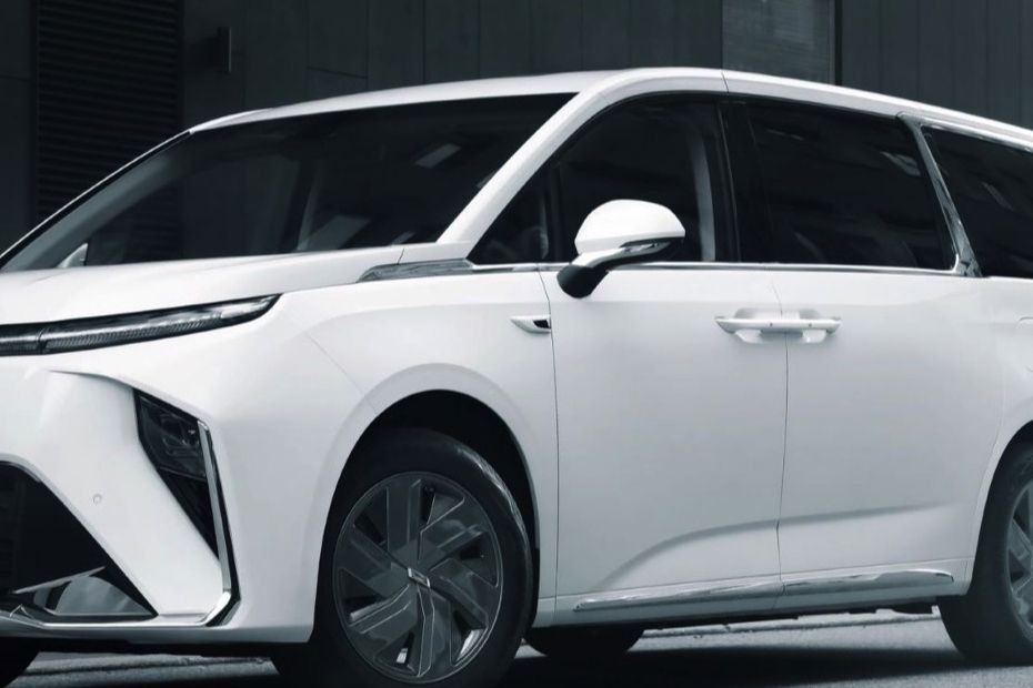 Maxus Mifa 9 2023 Images - Check Interior & Exterior Photos | OtO