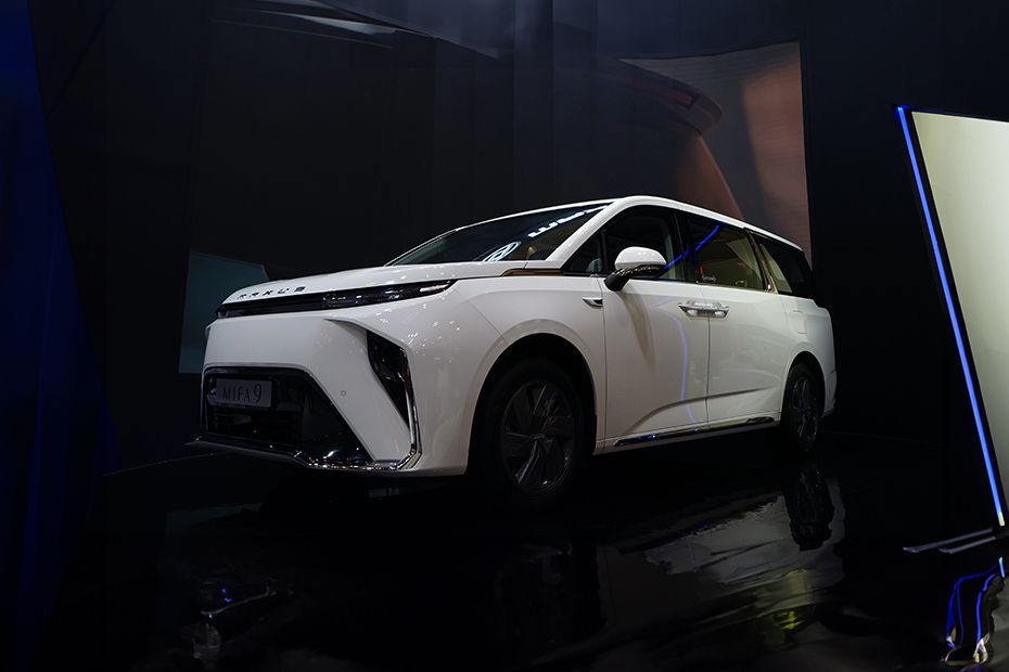 Maxus Mifa 9 2023 Images - Check Interior & Exterior Photos | OtO