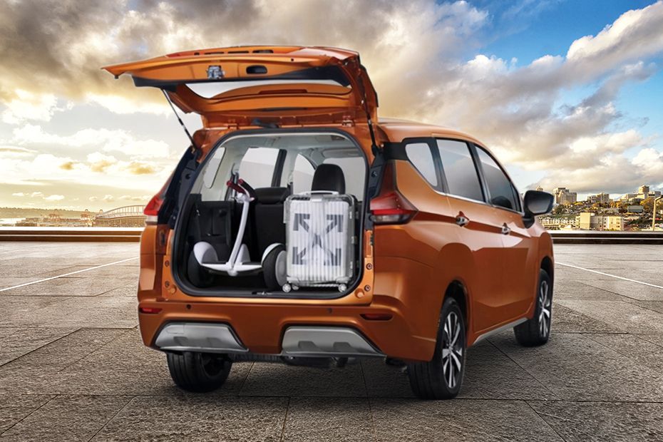 Nissan Livina 2021 Images - Check Interior & Exterior Photos | Oto