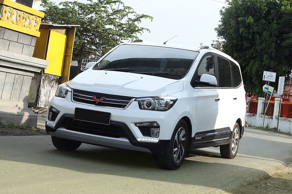 Gambar Wuling Confero S 2021 - Lihat Foto Interior & Eksterior | Oto