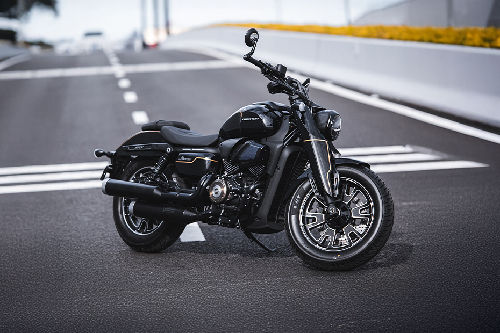 Harley Davidson Breakout 117 vs QJ Motor Srv 250 Libero - Mana Yang ...