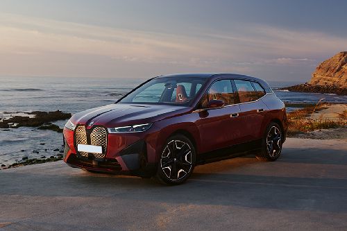 Perbandingan BMW iX vs BMW X6 - Harga, Spesifikasi, Fitur