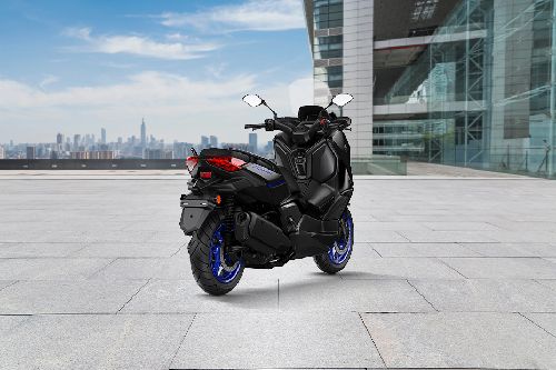 Warna Premium Black di Yamaha XMax Connected Kembali Lagi