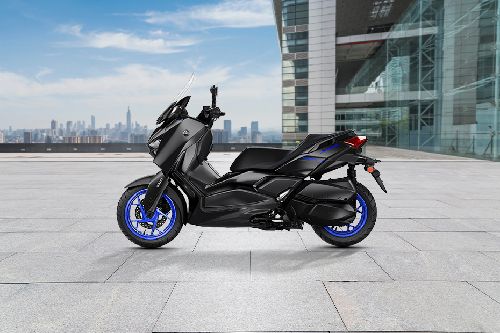 Warna Premium Black di Yamaha XMax Connected Kembali Lagi